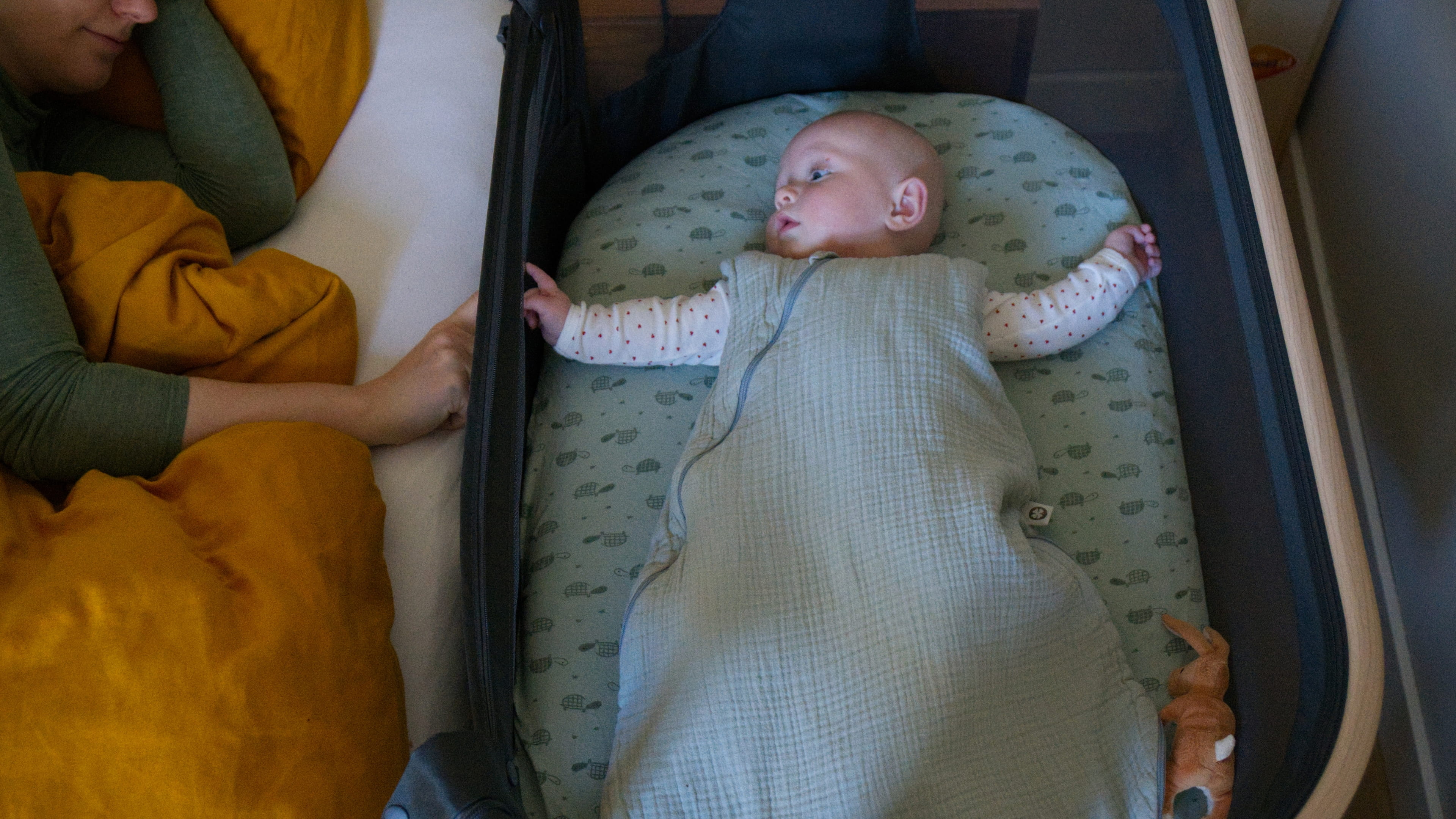 Samen slapen met een baby wordt sterk afgeraden – juist dat maakt het ...