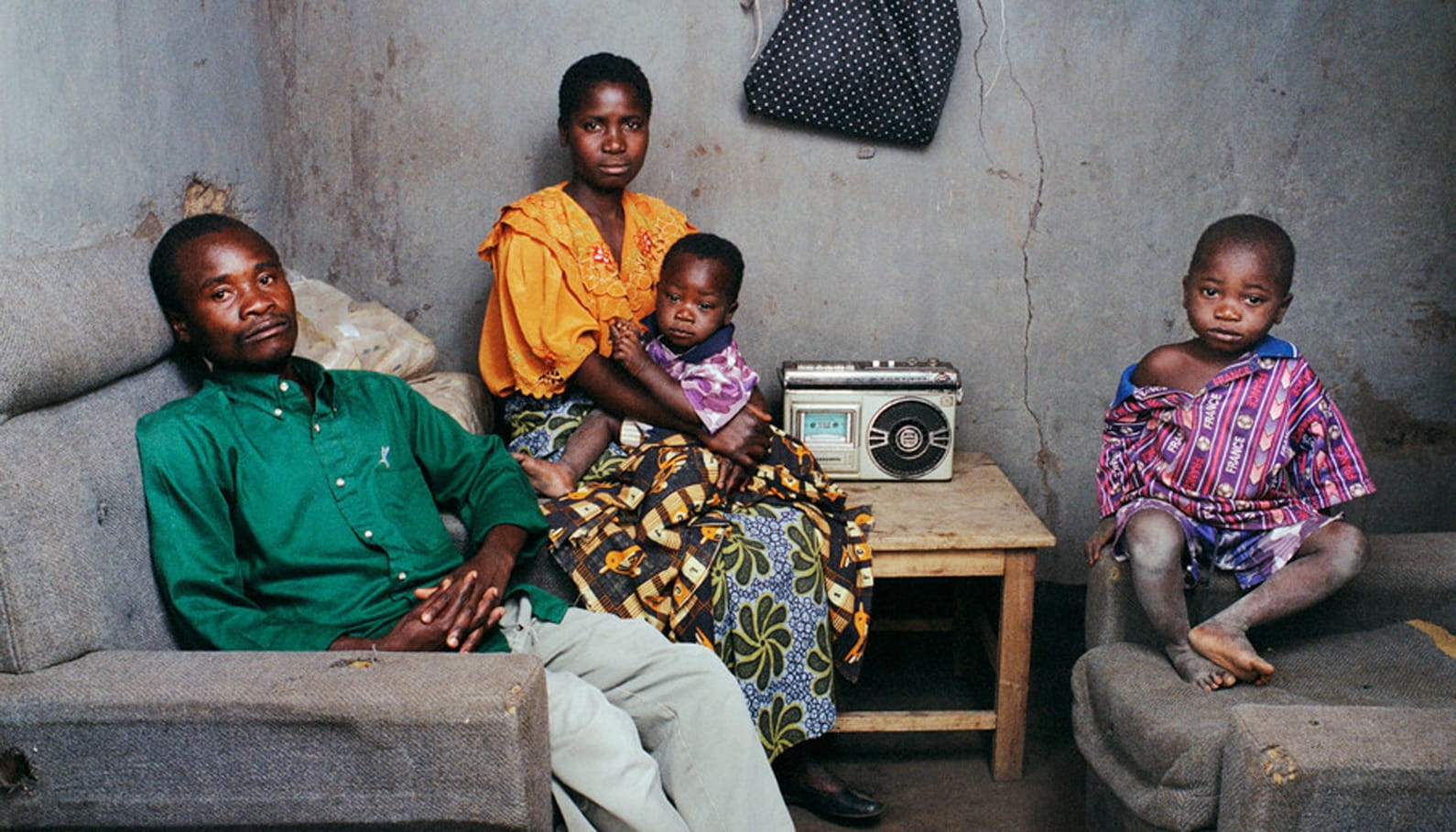 Armoede in beeld: Wat dit bankstel over de familie Nyangulu vertelt ...